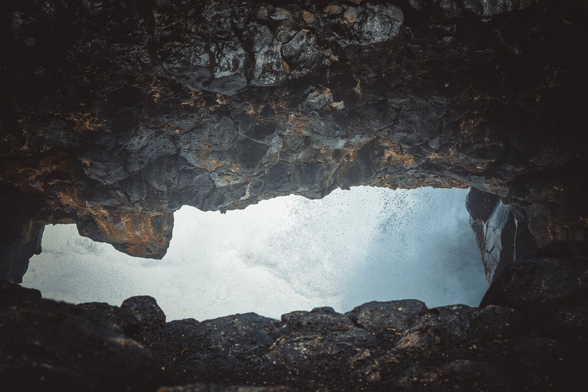 100+ Free Photos - Waves through large basalt rock opening
